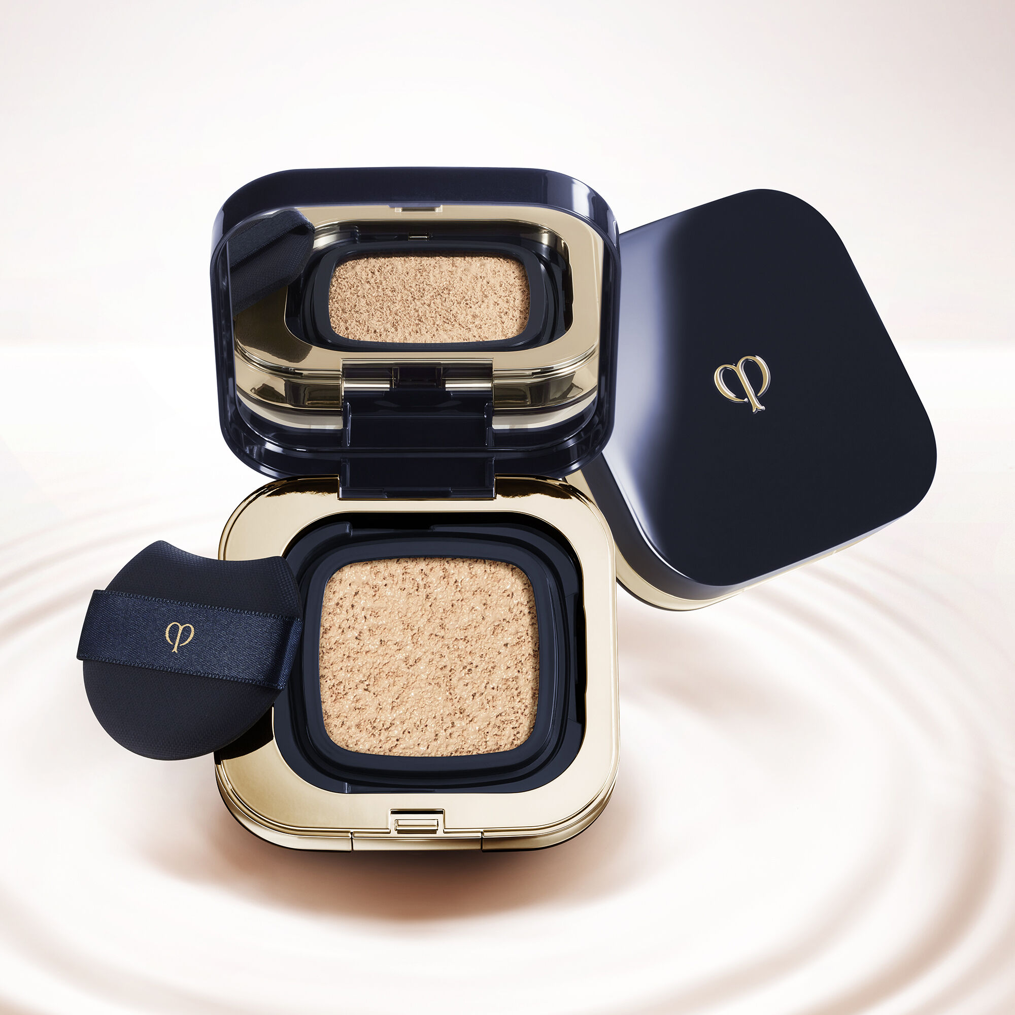 Radiant Cushion Foundation Dewy | Clé de Peau Beauté